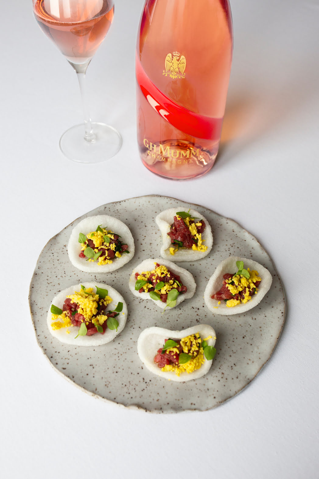 Prawn crackers & beef tartare – G.H.Mumm