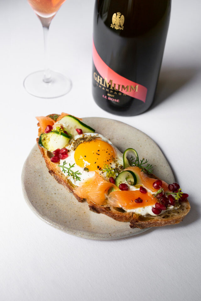 Toast, fried egg & trout – G.H.Mumm